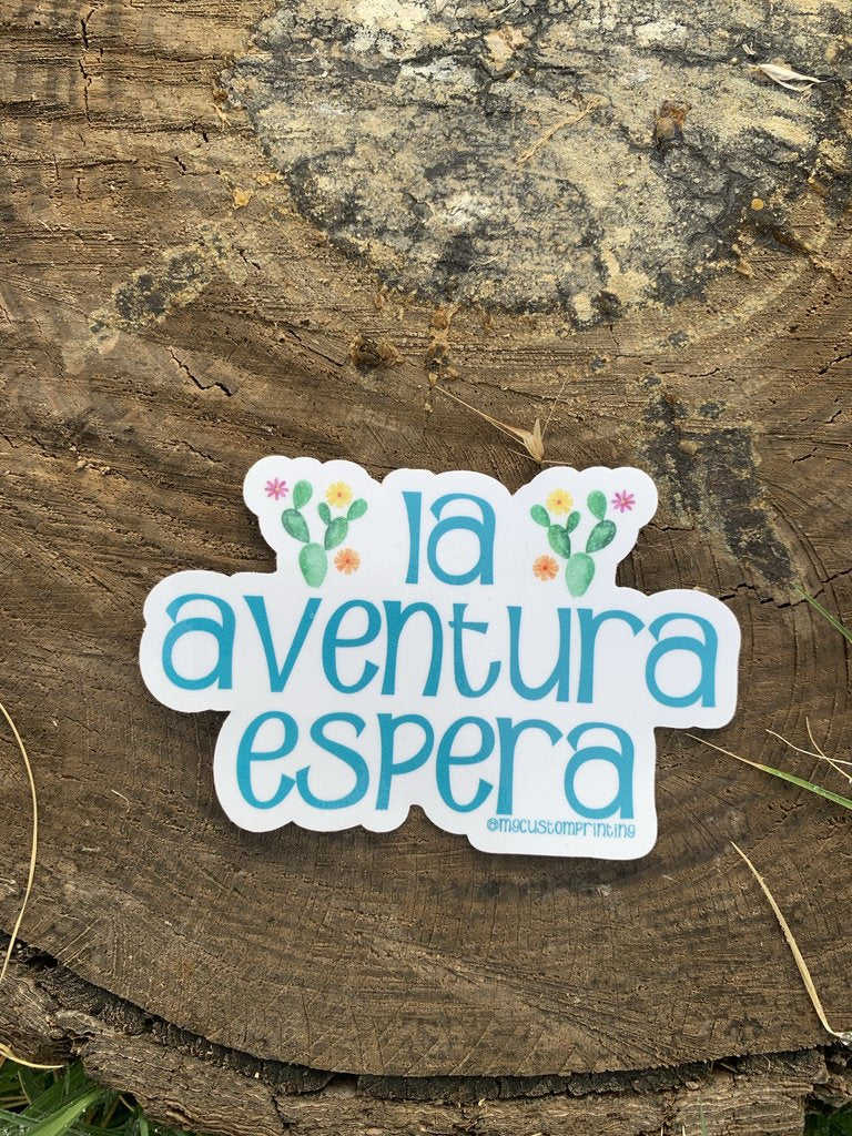La Aventura Espera Sticker – Mug Dealer Jefa